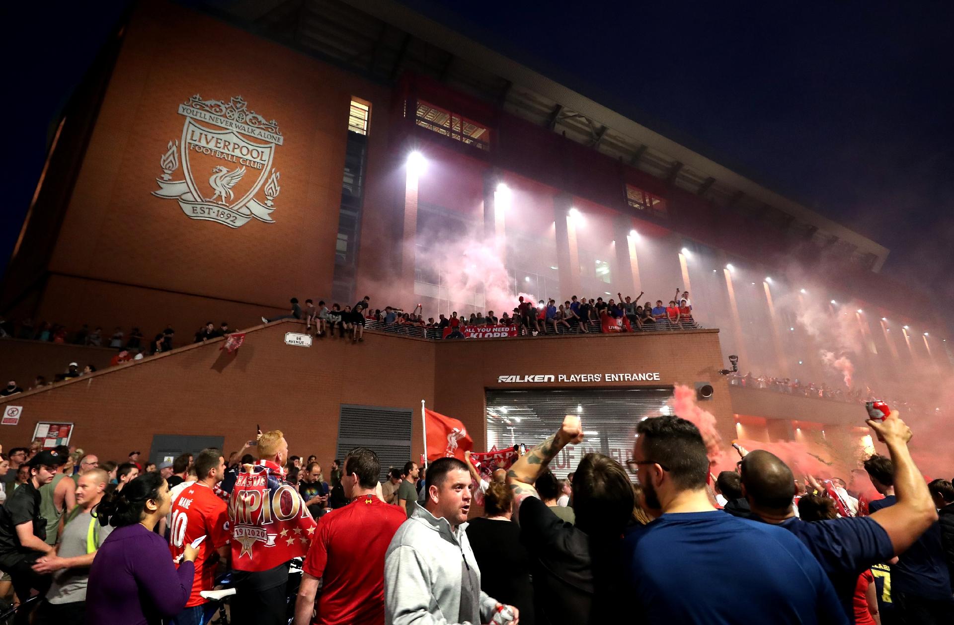 Torcedores vão às ruas em Liverpool para comemorar título inglês - 25 ...
