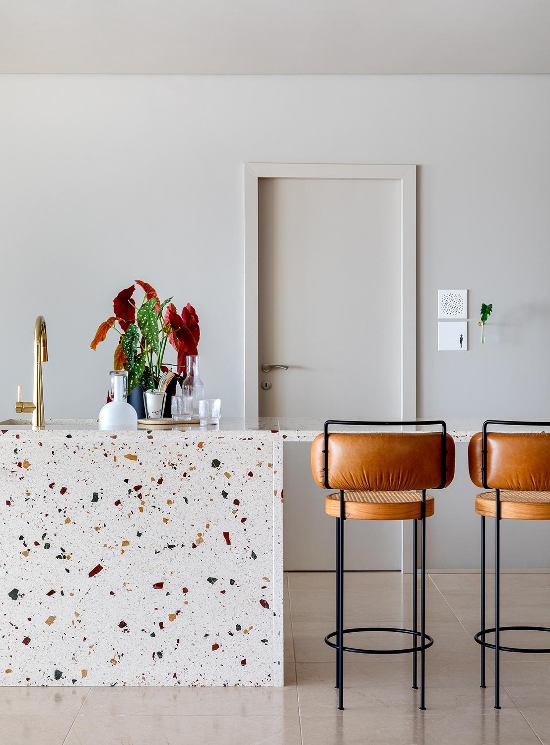 20 anos depois, ela transformou o apê da infância em um lar ...