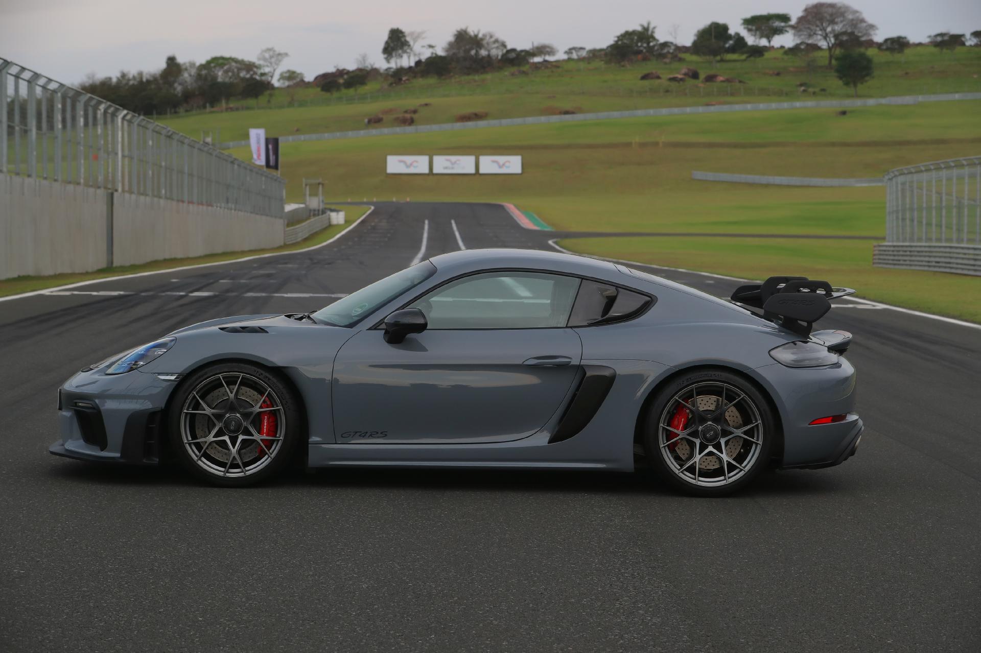 718 Cayman GT4 RS é homenagem da Porsche ao fã purista dos automóveis - 08/10/2022 - UOL Carros