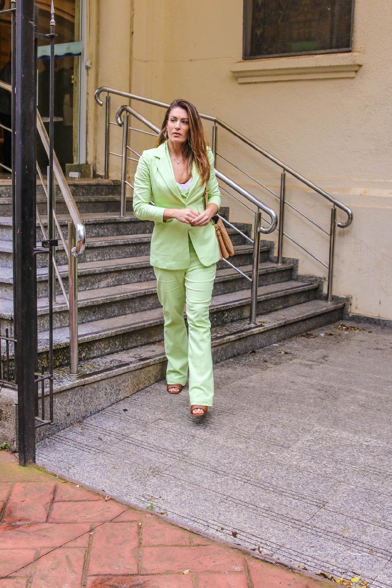 Cesar Tralli vai à missa de sétimo dia da mãe, Edna Tralli