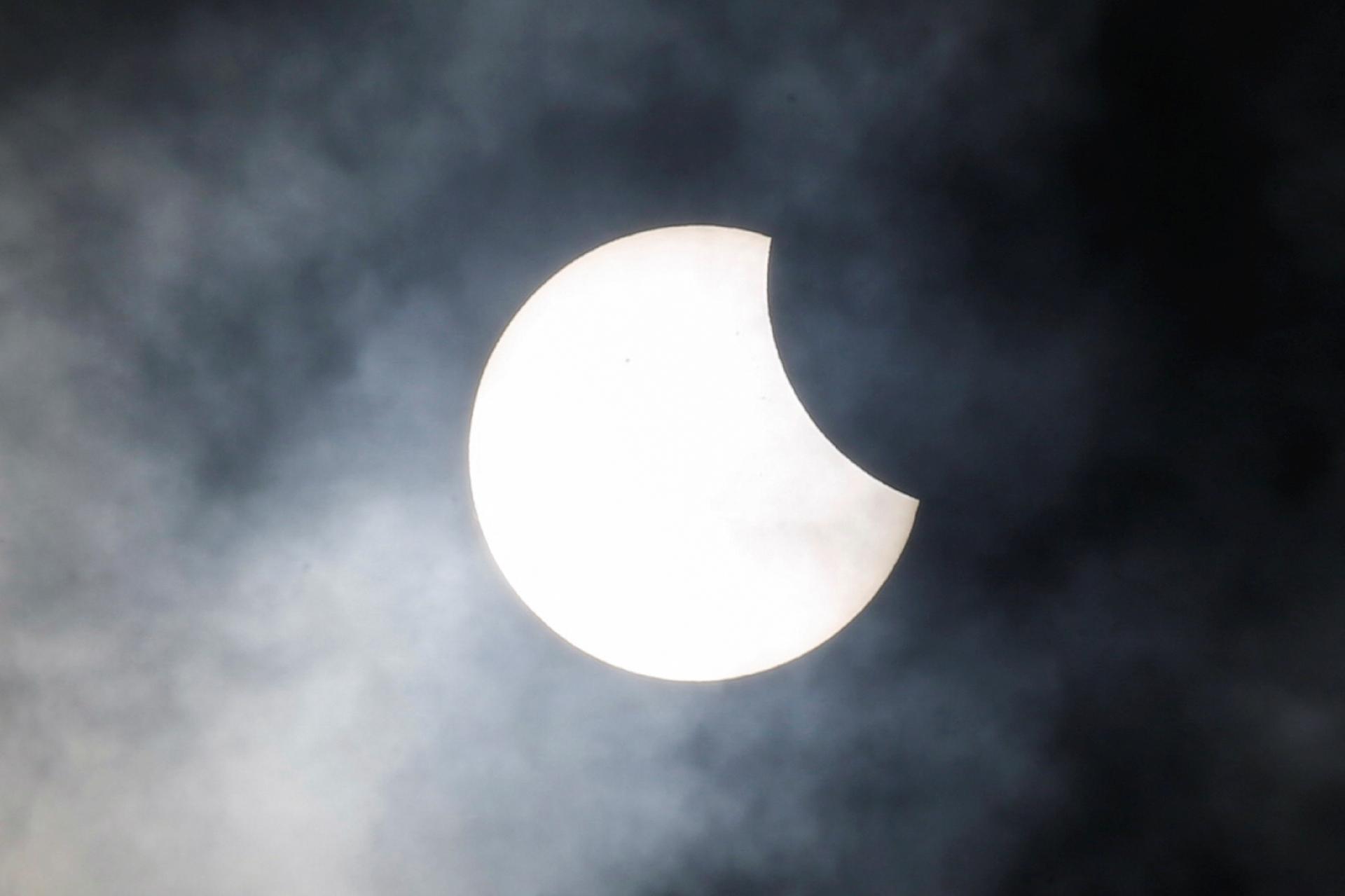 Veja imagens impressionantes de raro eclipse híbrido