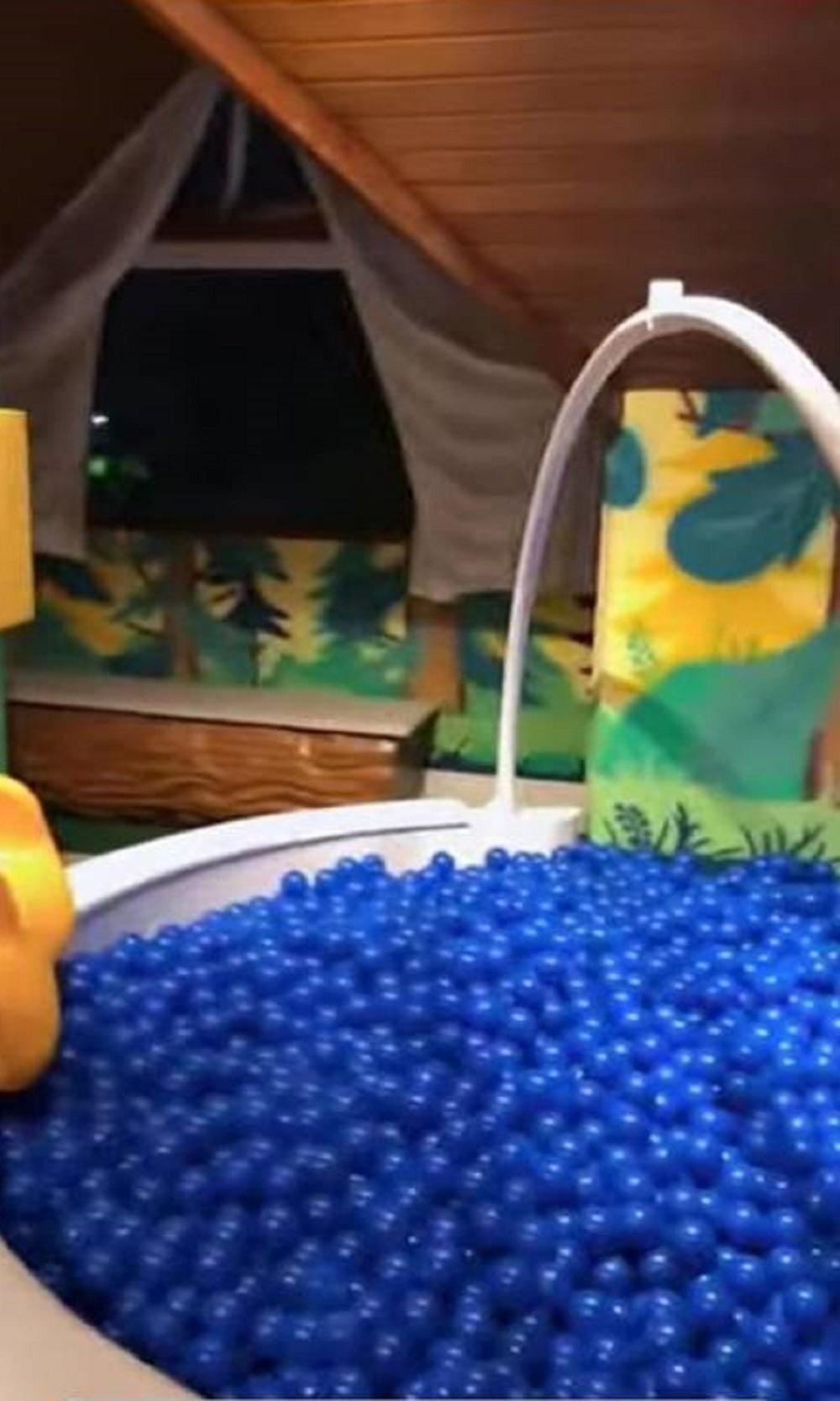 Luccas Neto mora em casa com pista de boliche, jogos e brinquedoteca