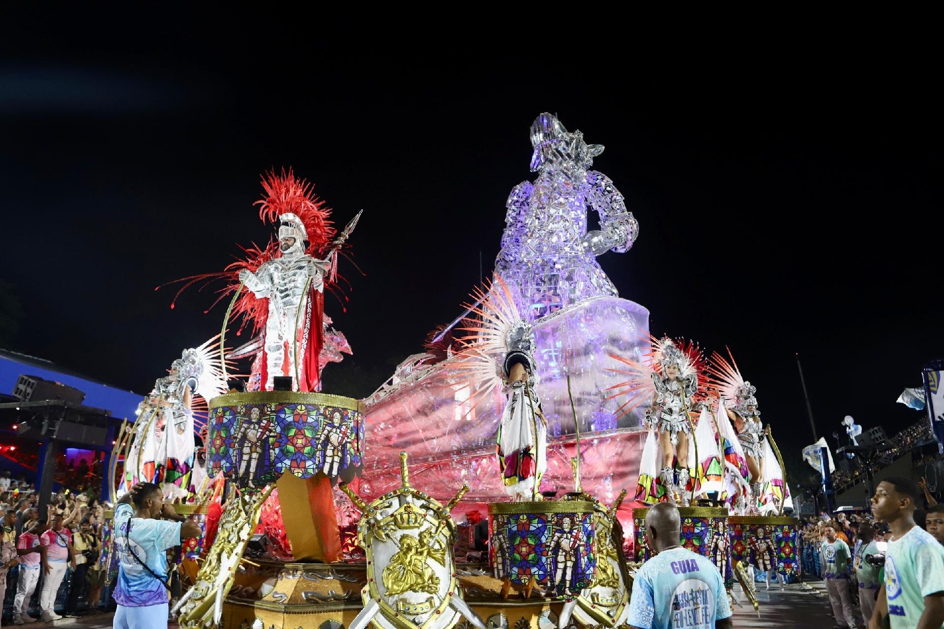 Carnaval 2023: Quem é a musa da Vila Isabel com coxas supermusculosas