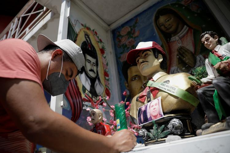 "Robin Hood" ídolo de traficantes, Jesús Malverde tem até capela no ...