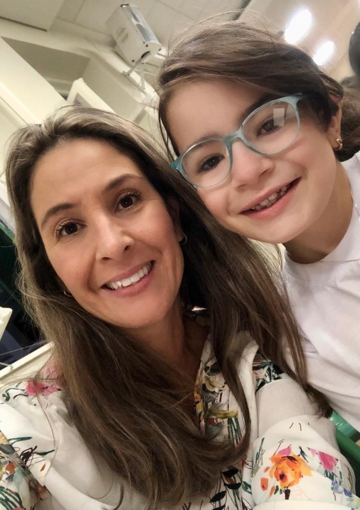 Com 1 ano, ela foi diagnosticada com doença ultrarrara e sem tratamento ...