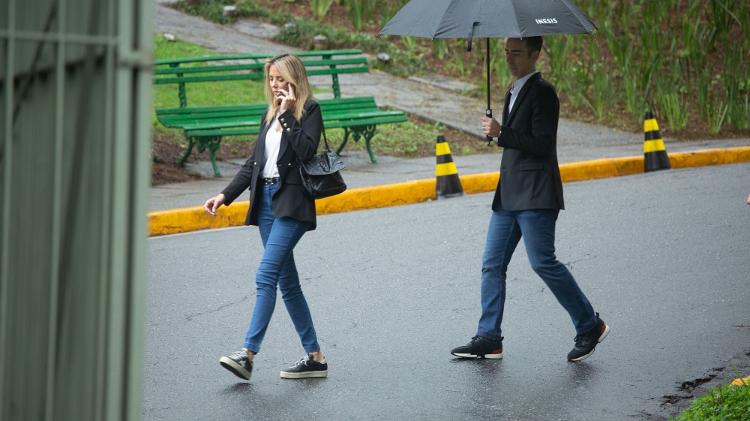 Cesar Tralli se despede da mãe em funeral, em São Paulo