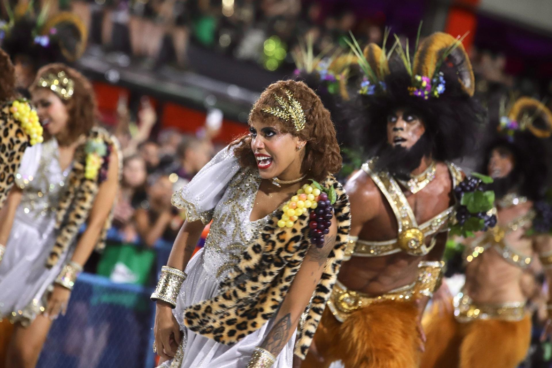 Carnaval 2023: Quem é a musa da Vila Isabel com coxas supermusculosas