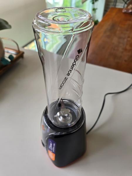 Review: blender da Cadence vem com 2 jarras que viram copos com tampas