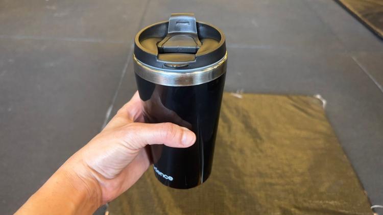 Prática, cafeteira Cadence vem com copo térmico; confira review