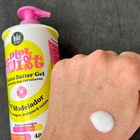 Gel Plot Twits da Lola define cachos e acaba com frizz; veja review