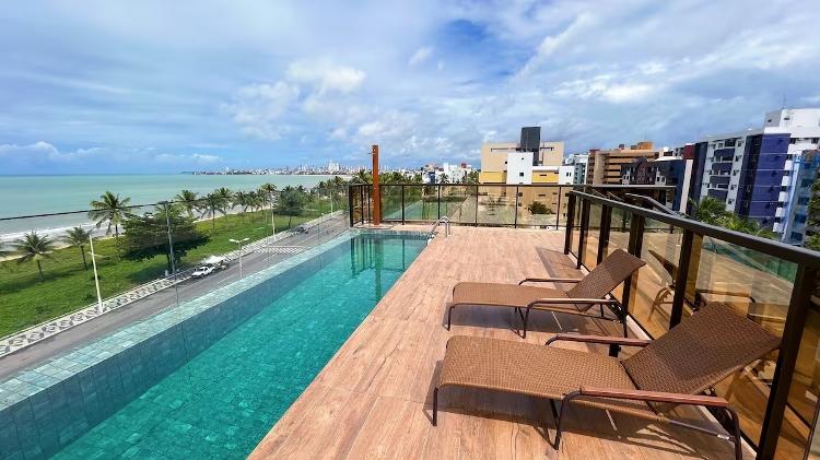 Sunset perfeito: 10 Airbnbs com varanda ou terraço para curtir o pôr do sol