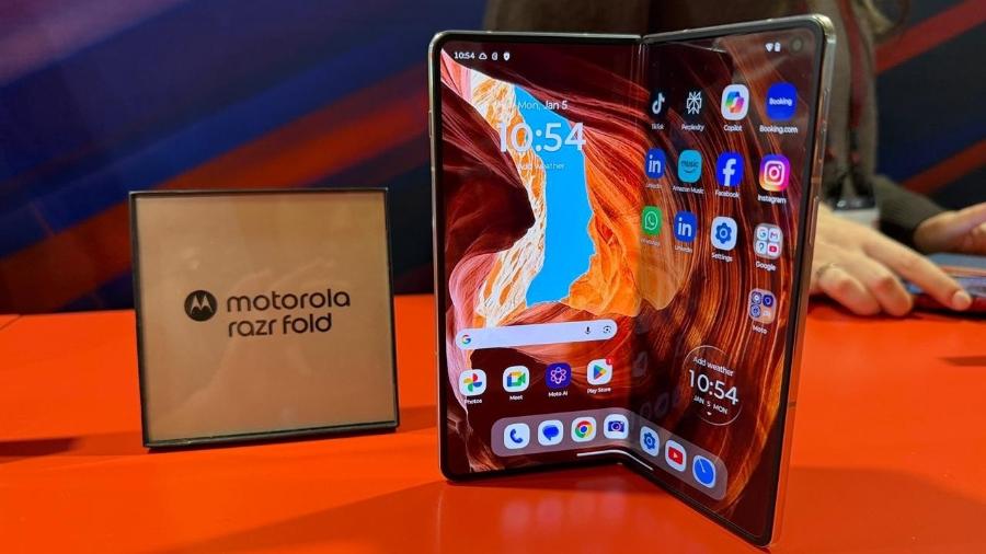 Motorola razr Fold: como é o novo celular dobrável que vira tablet
