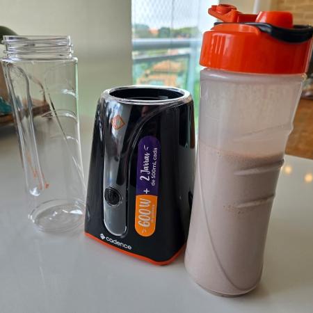 Review: blender da Cadence vem com 2 jarras que viram copos com tampas