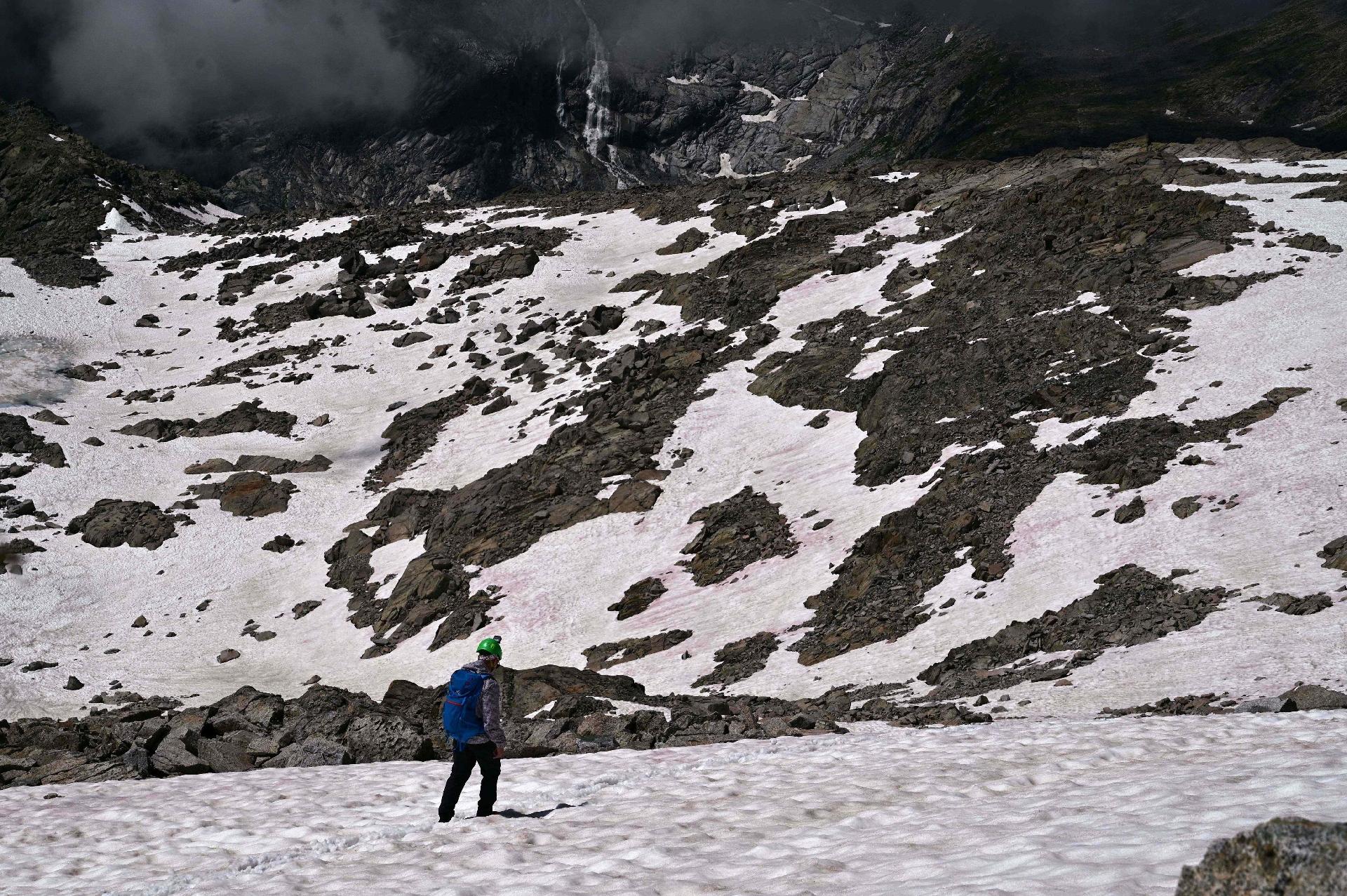 Fotos: Neve rosada cobre região nos Alpes e intriga cientistas - 06/07 ...