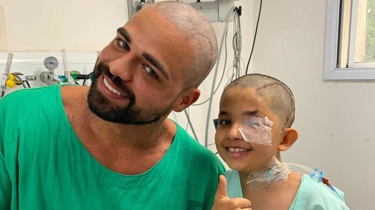 Menino raspa cabeça de médico após cirurgia para retirar tumor; vídeo ...