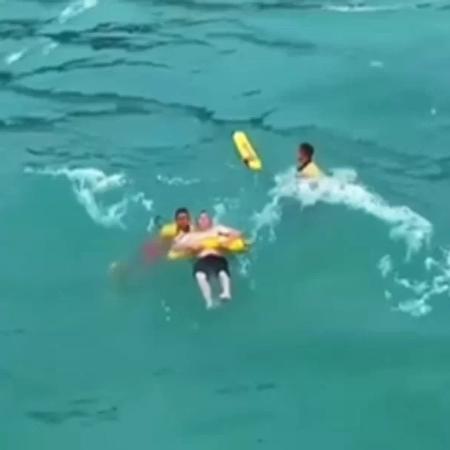 Vídeo mostra resgate de homem arrastado por correnteza no litoral de SP