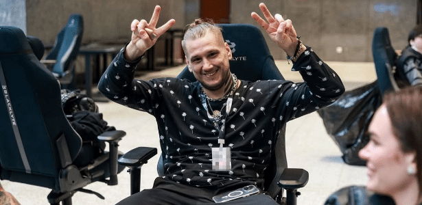 Universidade chinesa expulsa aluna por 'contato impróprio'