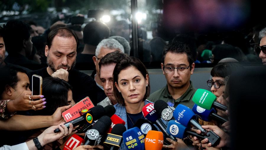 Um dia após exames, Michelle visita Bolsonaro