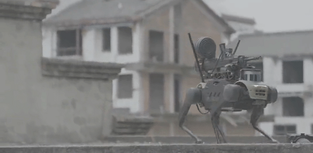 Drone chinês solta cão-robô armado em exercício militar; veja vídeo