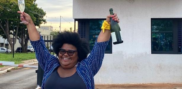 Bolsonaro preso: Manifestantes estouram champanhe e discutem na PF