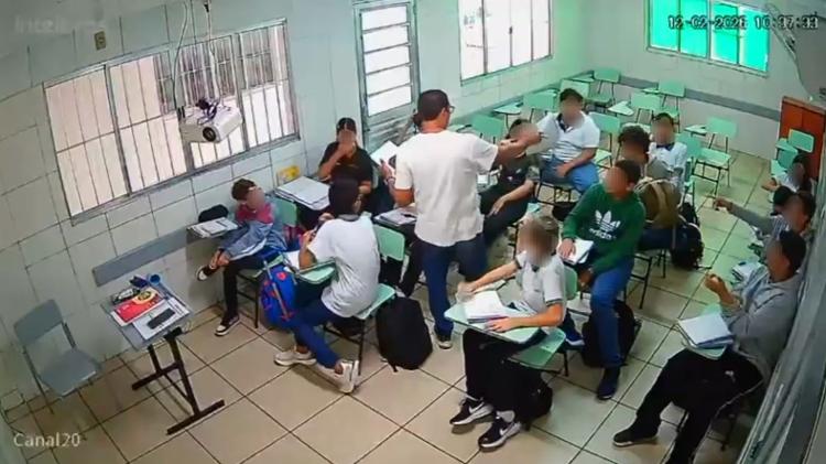 Professor compara aluno negro a macaco durante aula em Maceió e é demitido