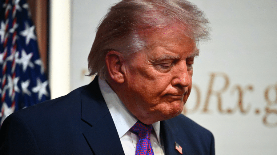 Aprovação de Trump permanece próxima da mínima histórica, diz pesquisa
