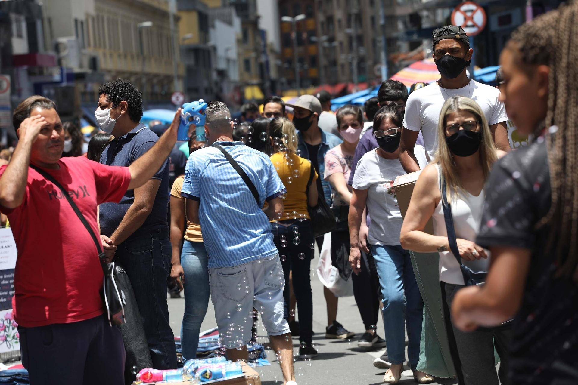Fotos: SP: Rua 25 de Março registra movimentação intensa em meio à ...