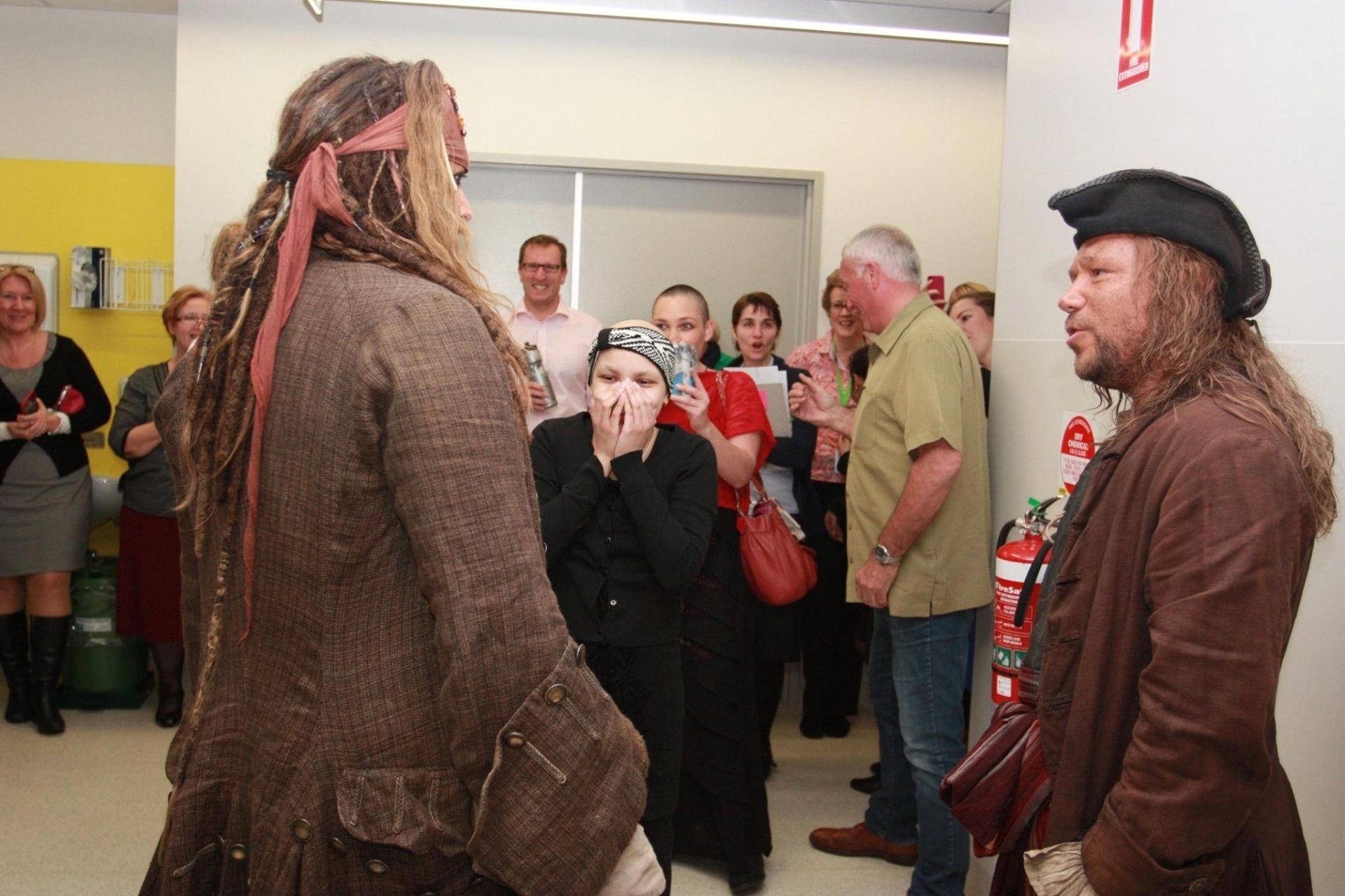 Fotos: Johnny Depp visita hospital infantil vestido de Jack Sparrow ...