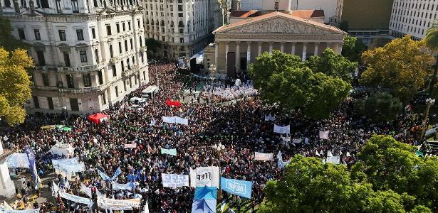 Ruas de Buenos Aires lotam para despedida do papa: "Não o valorizamos"
