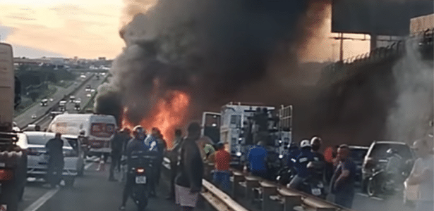 Caminhão pega fogo rodovia