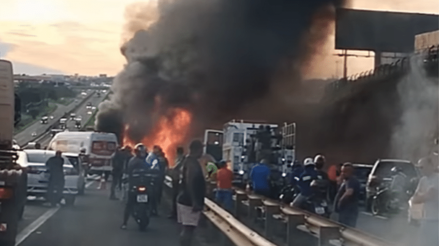 Caminhão pega fogo rodovia