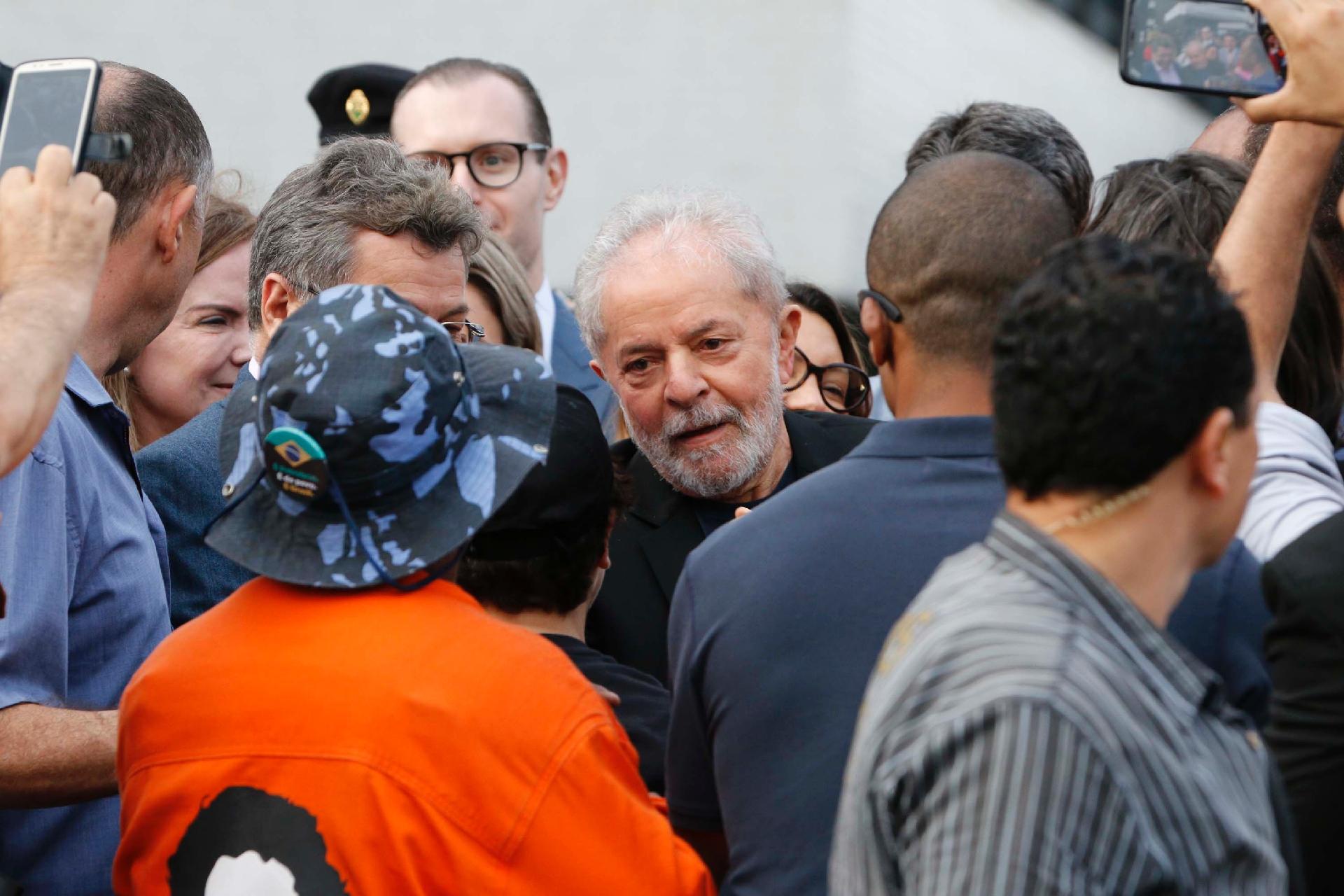 Ao ser solto, Lula usa roupa do mesmo estilo do dia em que foi preso ...