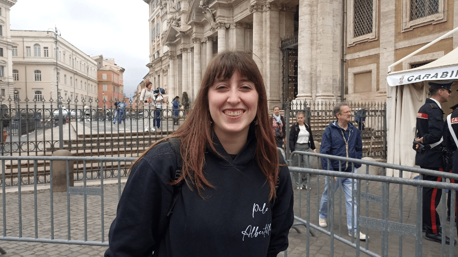 Jovens faltam à aula para verem túmulo de Francisco em Roma