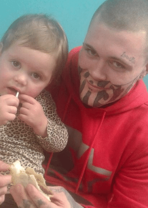 Jovem tatuou o rosto na prisão e se arrependeu. Agora, ganhou uma ...