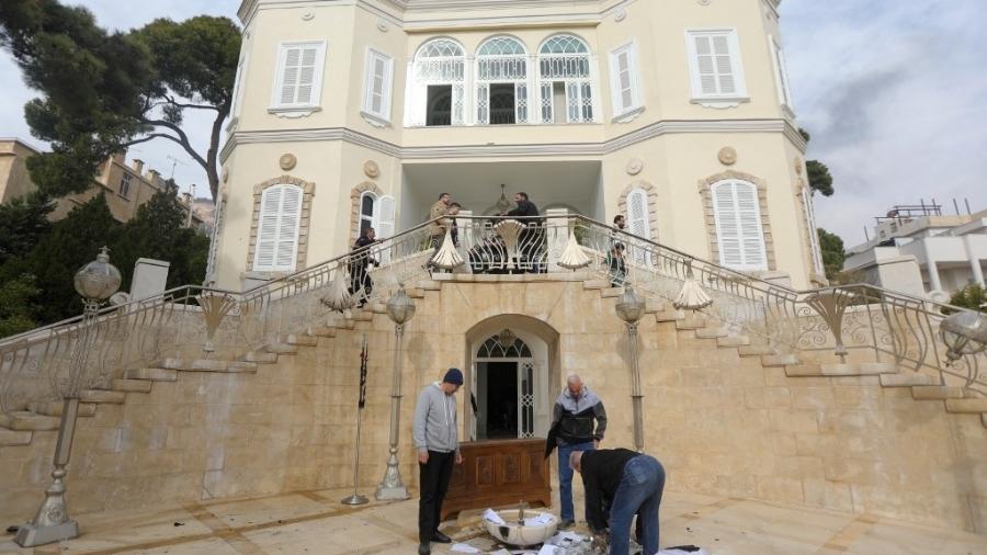 Fotos: Sírios levam móveis e itens da Louis Vuitton da mansão de Assad