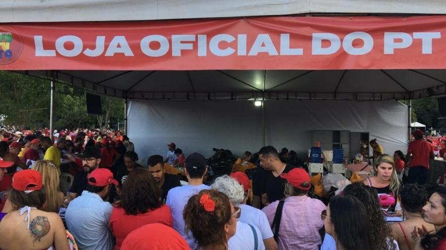 Kit do PT na cor vermelho esgota em loja do partido na posse de Lula