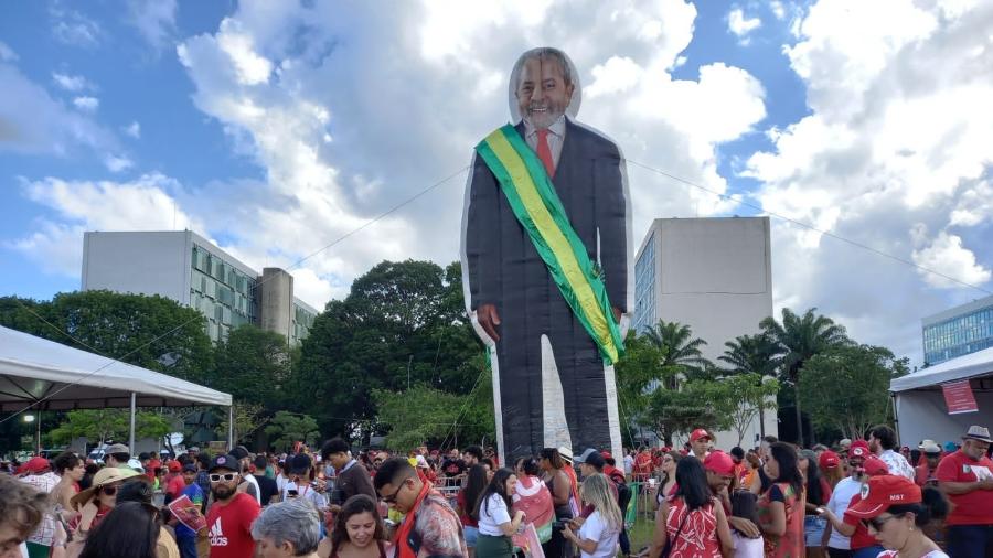 Boneco gigante de Lula vira atração na cerimônia da posse em Brasília