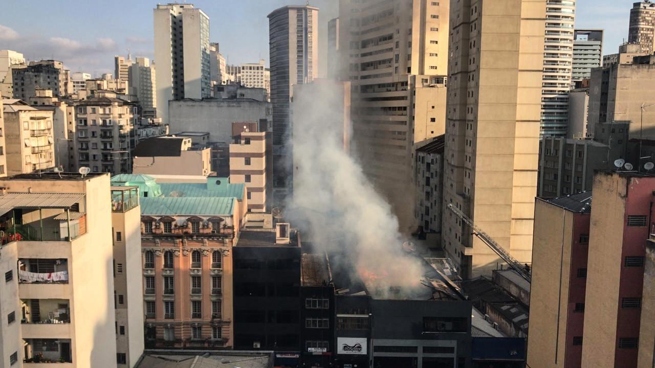 Incêndio atinge prédio no centro de São Paulo