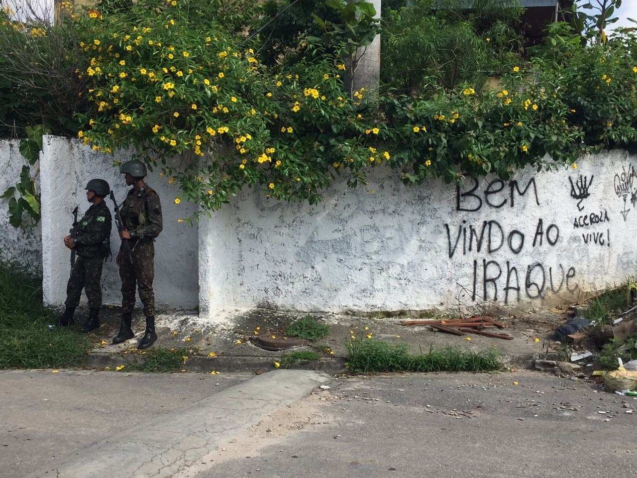 Em ação em 3 favelas, militares destroem barricadas e incentivam ...