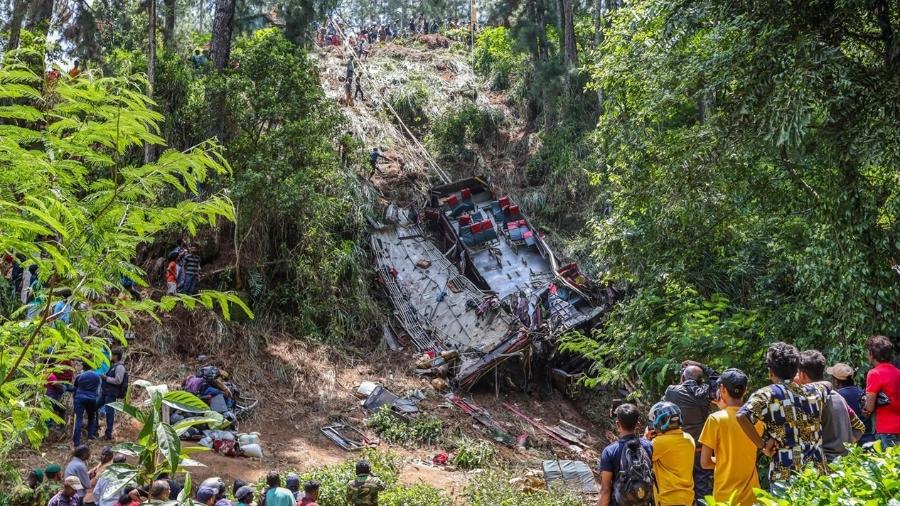 Ônibus fica partido ao meio após acidente com 21 mortos no Sri Lanka