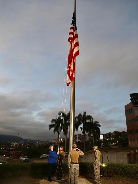 EUA voltam a hastear bandeira em embaixada na Venezuela após 7 anos