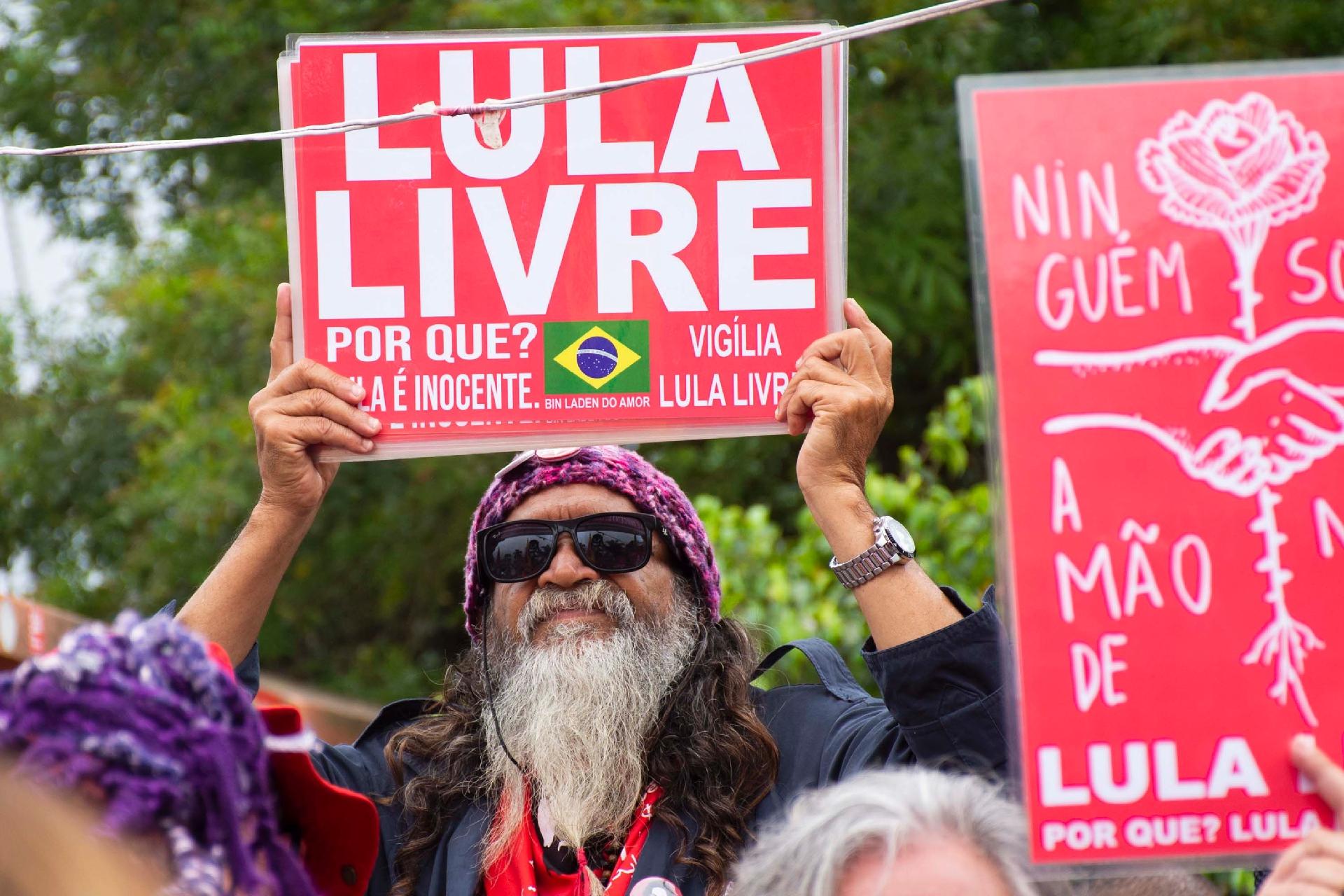 Ao ser solto, Lula usa roupa do mesmo estilo do dia em que foi preso ...