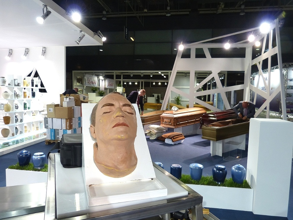 Fotos: Feira funerária oferece lápide personalizada e caixão ...
