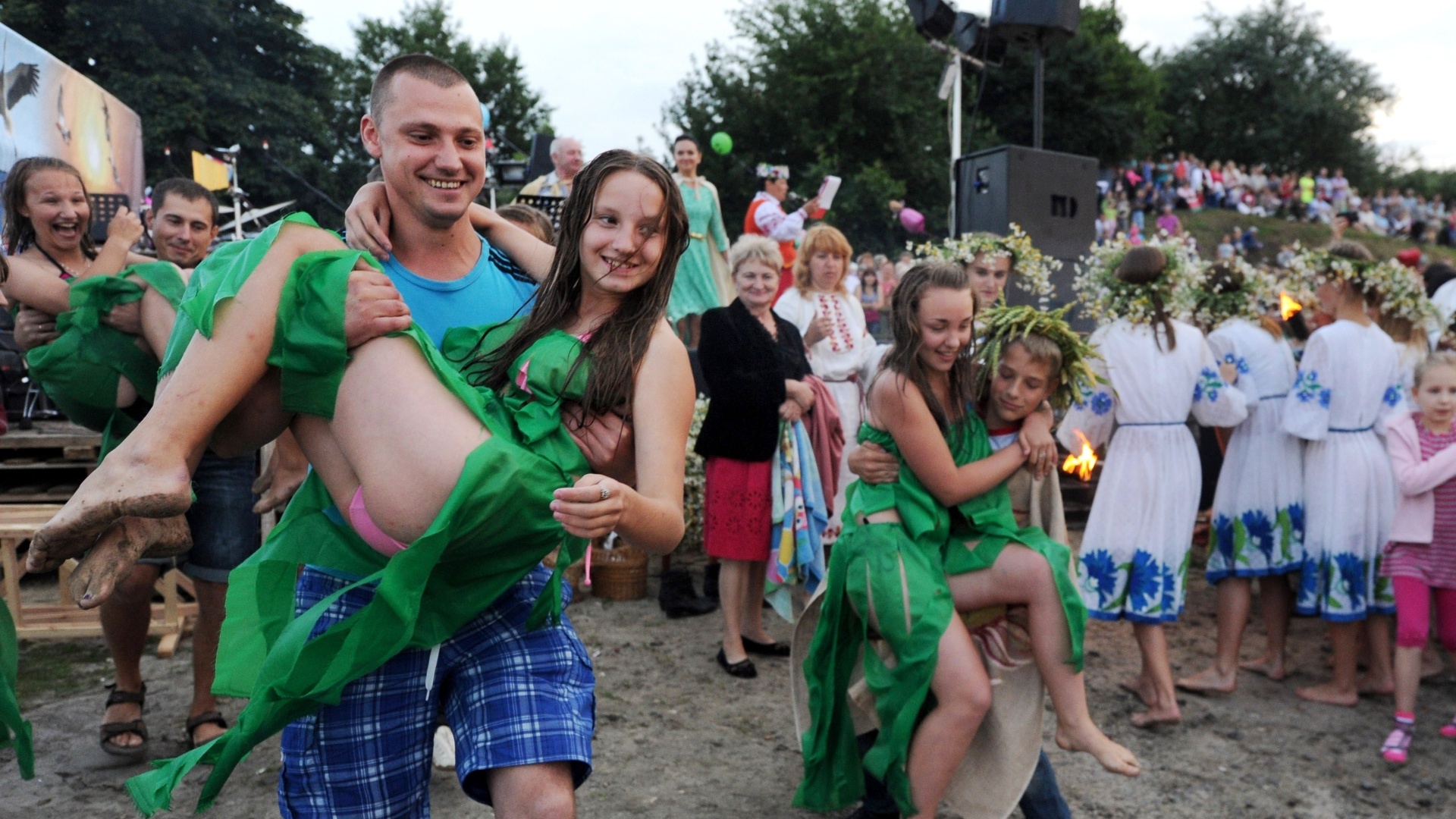 Fotos: Flores na cabeça e saltos de fogueira marcam festa da cultura ...