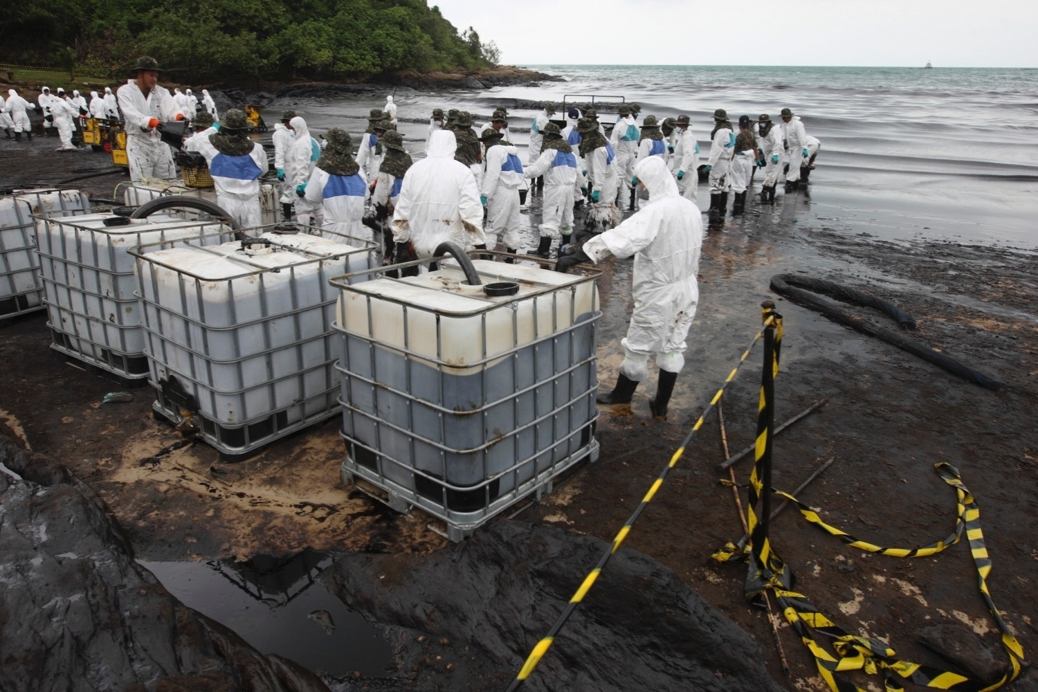 Fotos: Vazamento de 50 mil litros de petróleo mancha praias da ...