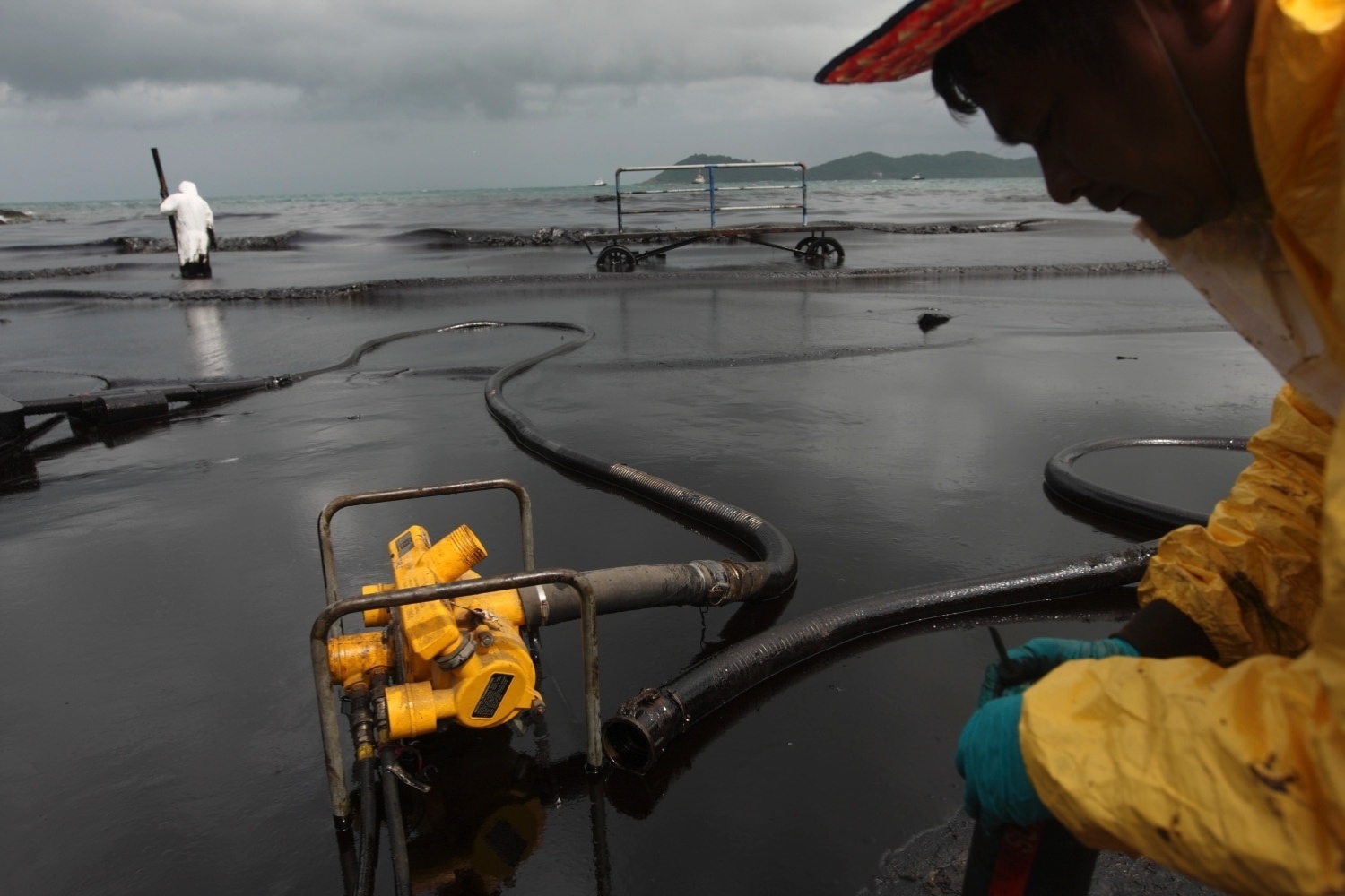 Fotos: Vazamento de 50 mil litros de petróleo mancha praias da ...