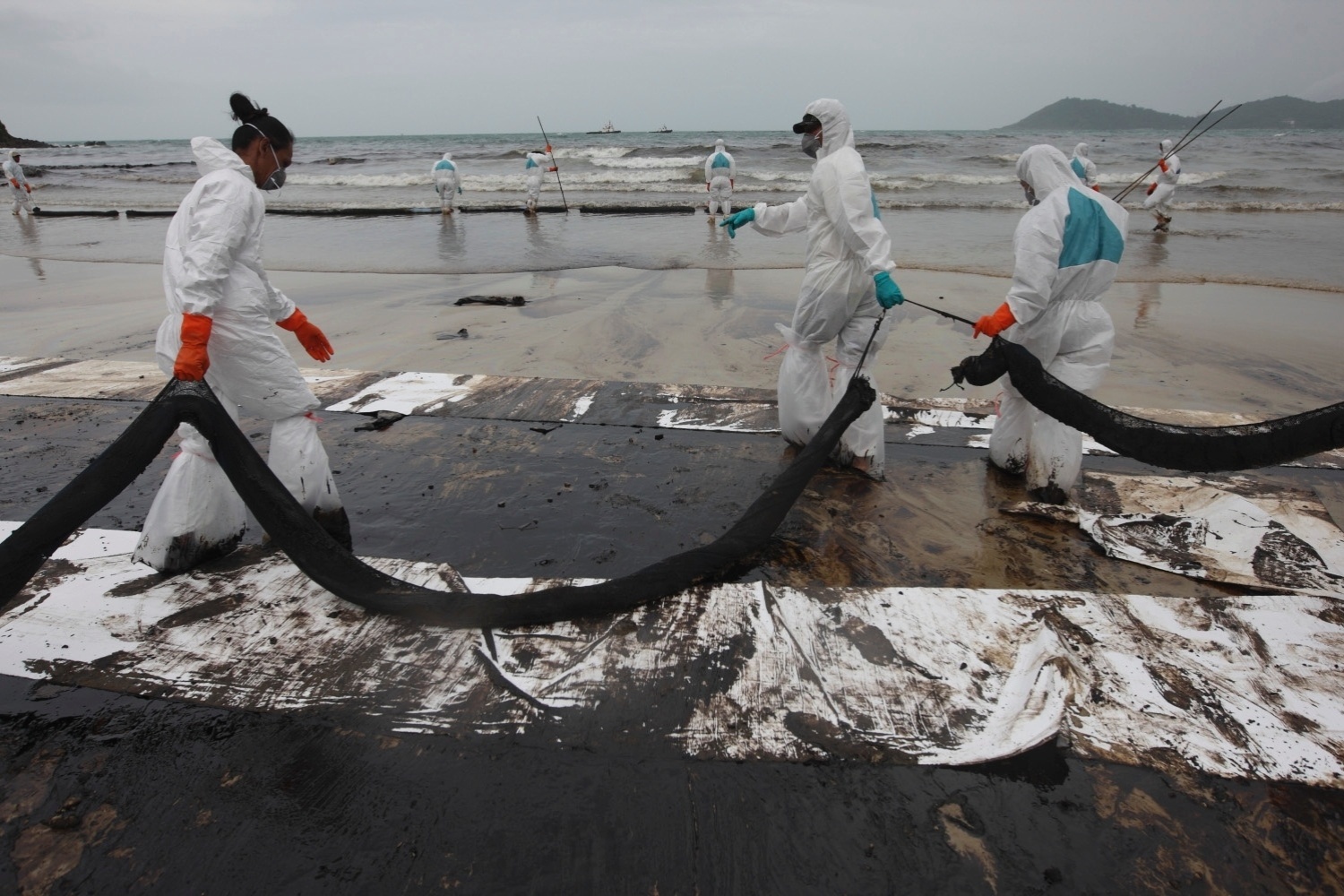 Fotos: Vazamento de 50 mil litros de petróleo mancha praias da ...
