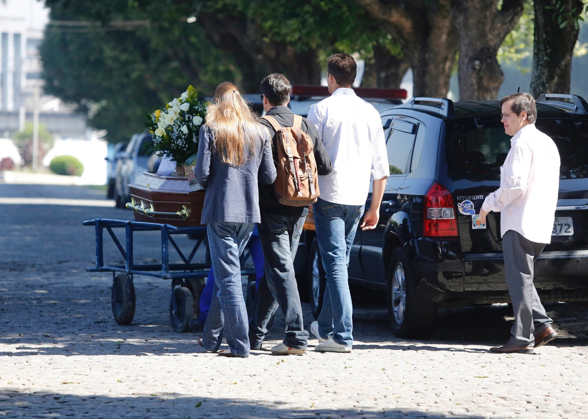 Modelo encontrado morto em cachoeira é enterrado no Rio; polícia ...