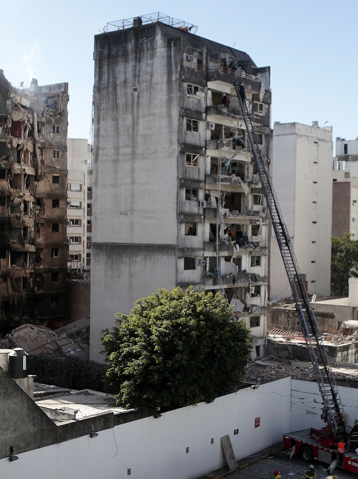 Fotos: Explosão em edifício deixa mortos e feridos na Argentina - 06/08 ...