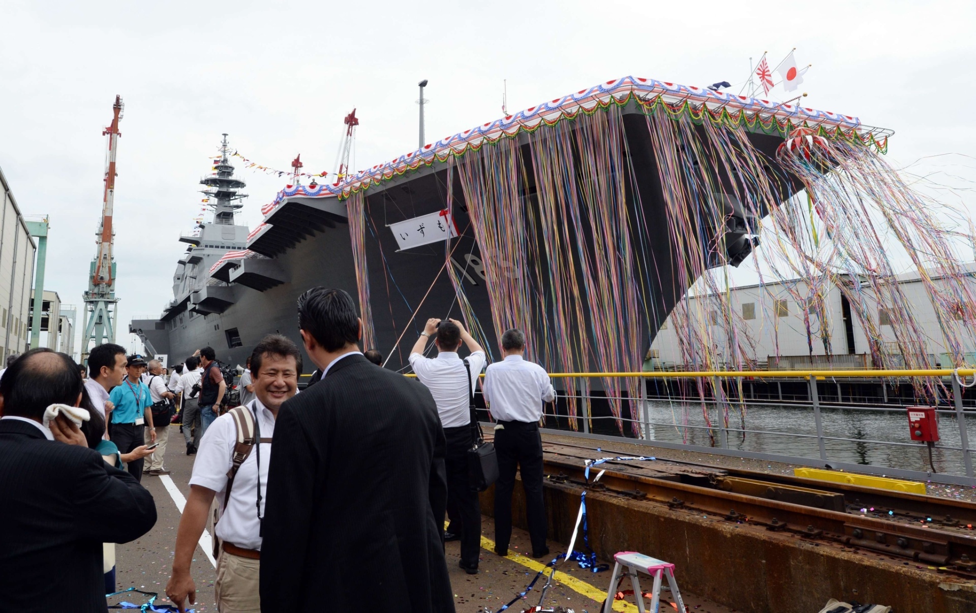 Fotos: Japão apresenta o seu maior navio militar desde o fim da 2ª ...